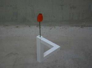 Vase triangle impossible par Cuatro Cuatros - Blog Esprit Design