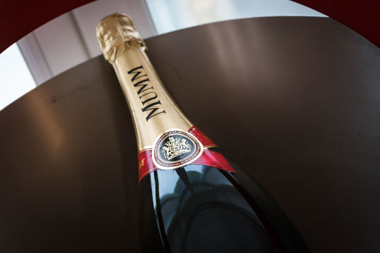 Plongée dans l'univers de la maison Mumm: des caves au podium