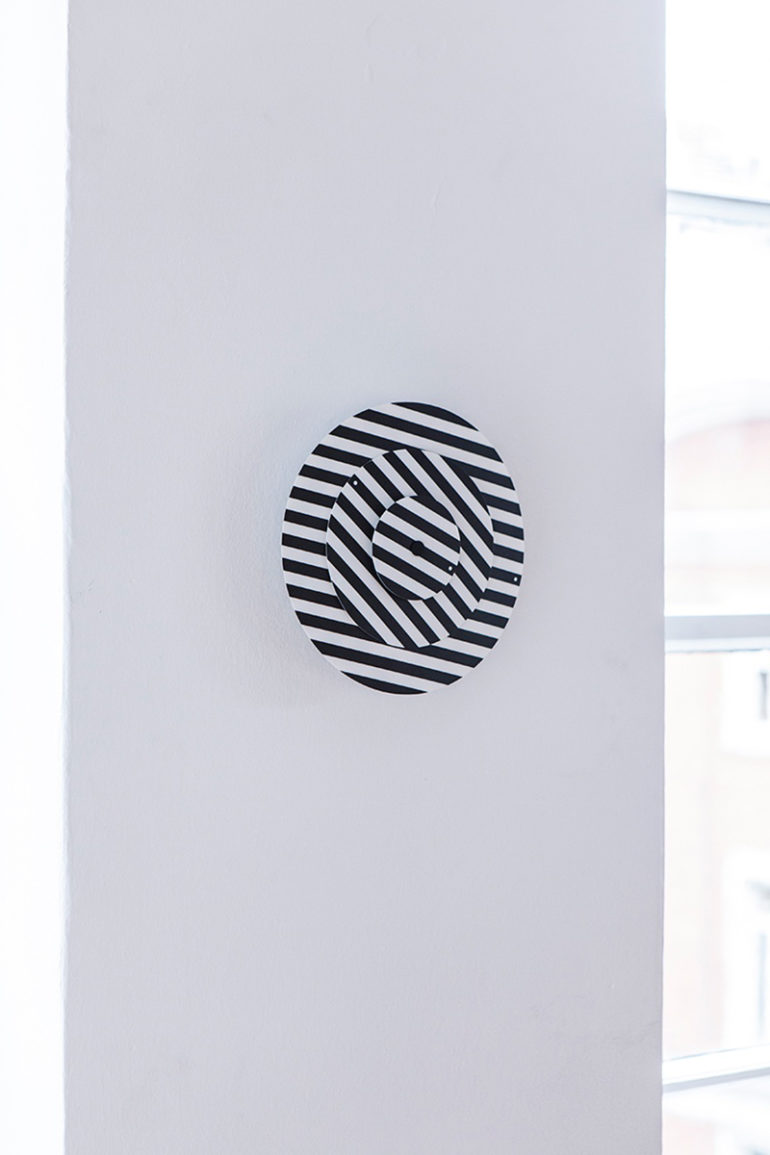 Graphic Time, la collection d'horloges abstraites du studio Raw Color ...